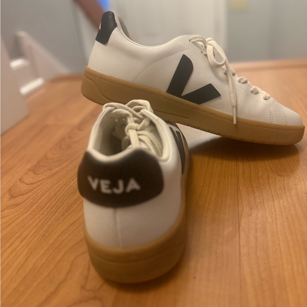 Veja V-90 White/Black/Gum - Gem
